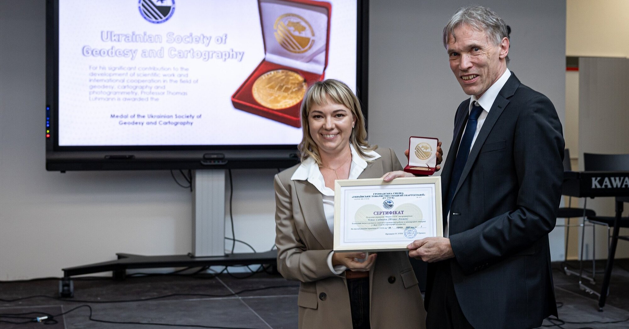 Prof. Dr. Thomas Luhmann wird für umfangreiche Verdienste gewürdigt